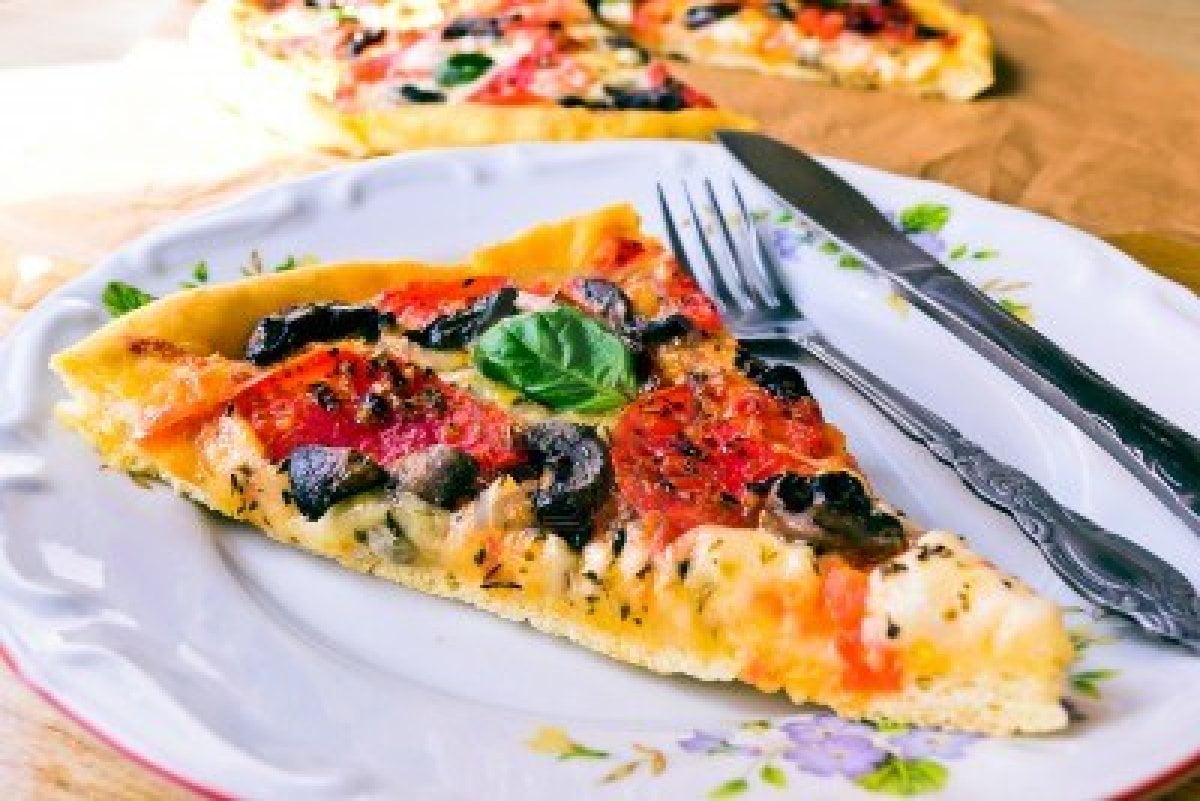 Пицца с моцареллой и базиликом - Кулинарный рецепт на 1cookit.com
